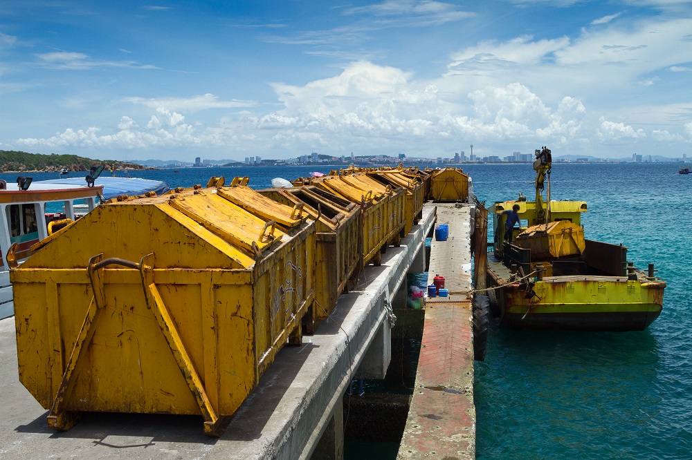 Yellow garbage bin on the dock. | Epthinktank | European Parliament