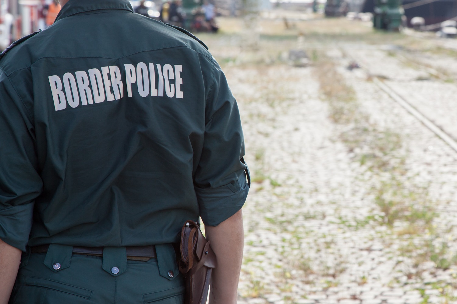 Closeup of a border police officer | Epthinktank | European Parliament
